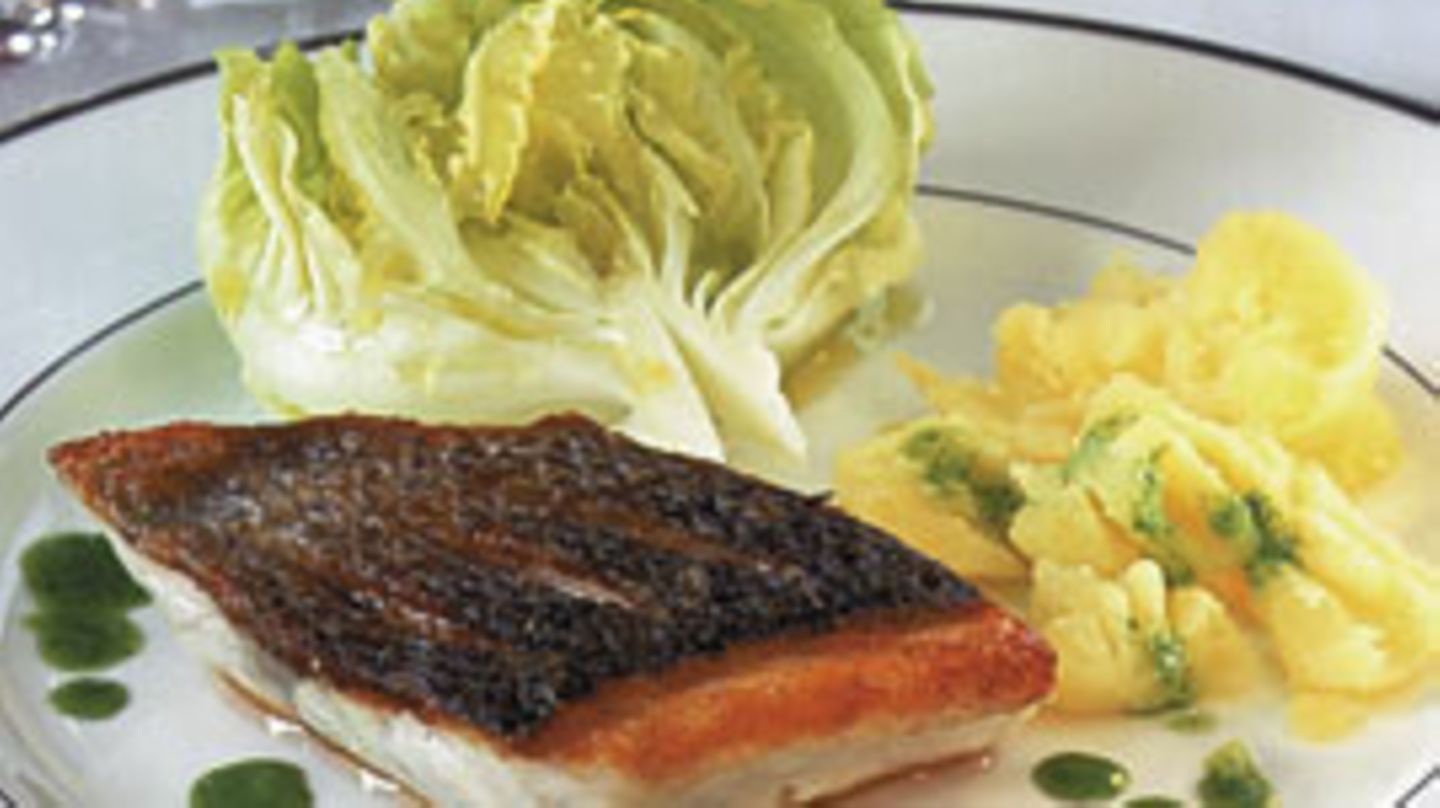 Loup de mer mit Basilikum-Petersilienöl Rezept - [LIVING AT HOME]