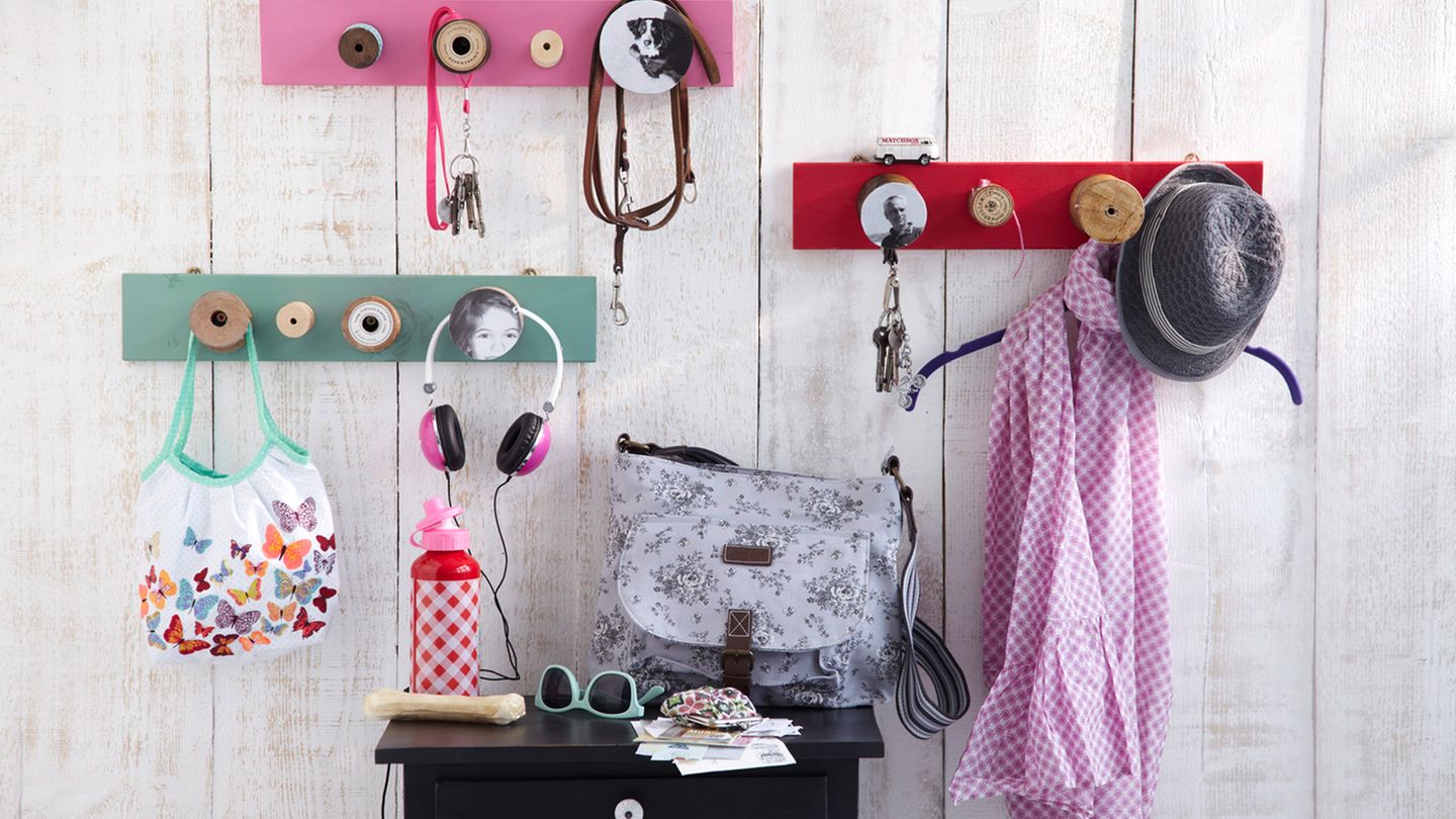 Do it yourself: Hakenleiste als Garderobe - [LIVING AT HOME]