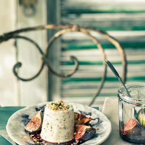 Weißes Nougatparfait mit Cassisfeigen Rezept - [LIVING AT HOME]