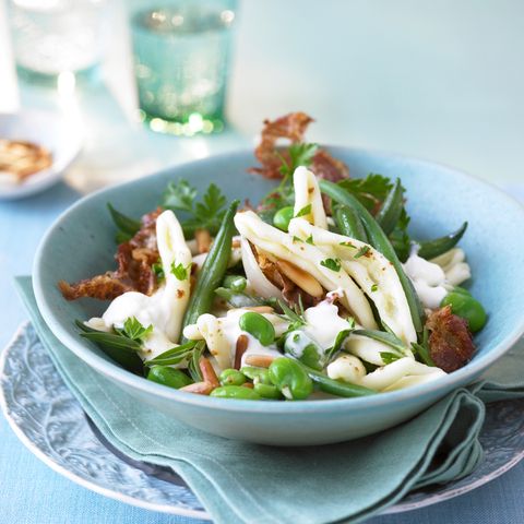 Fricelli mit frischen Bohnen und Pancetta Rezept - [LIVING AT HOME]