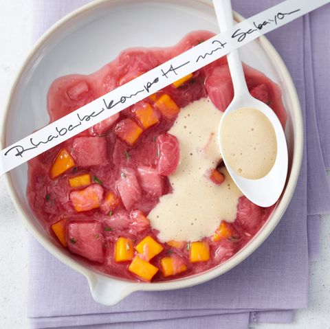 Rhabarber-Mango-Kompott mit Sabayon Rezept - [LIVING AT HOME]