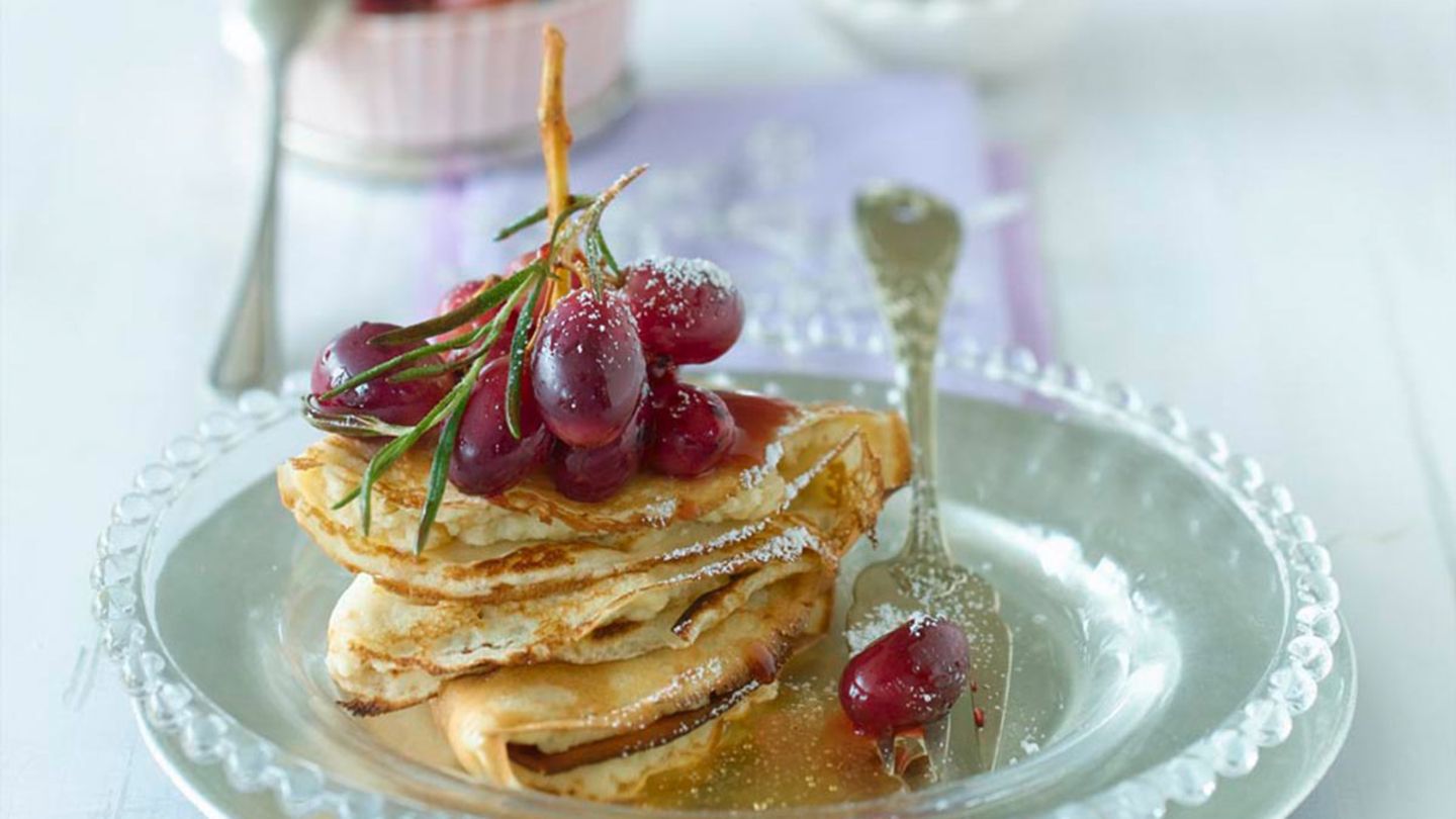 Crêpes mit Rosmarin-Trauben Rezept - [LIVING AT HOME]