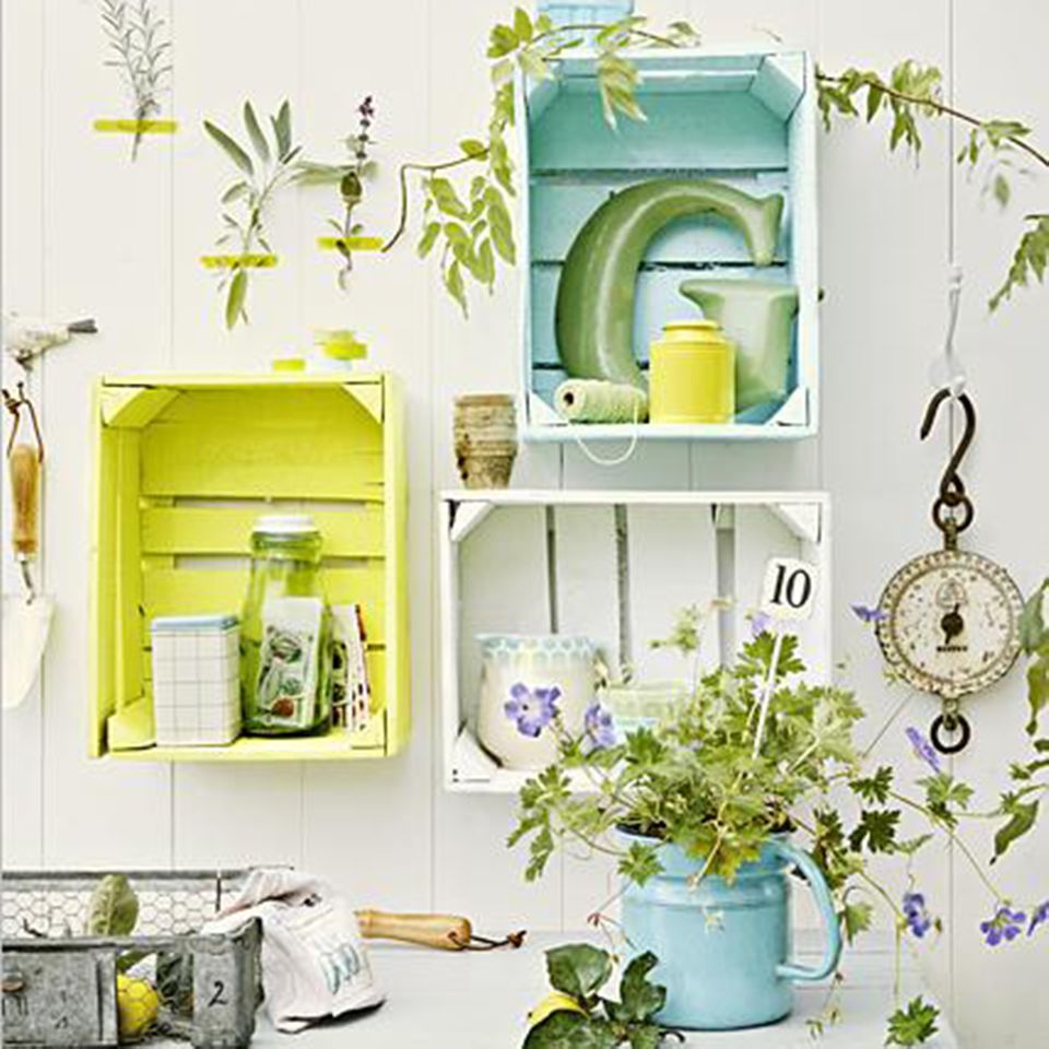 Selbst angestrichene Holzkisten als Wandregal - Bild 2 - [LIVING AT HOME]